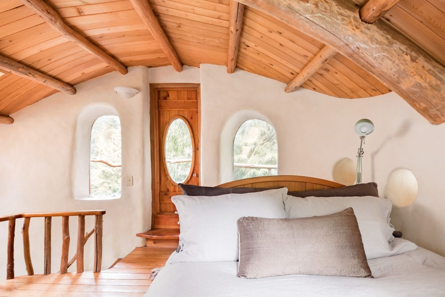 This Cozy Retreat Was Hand-Sculpted Using Local And Sustainable Natural ...