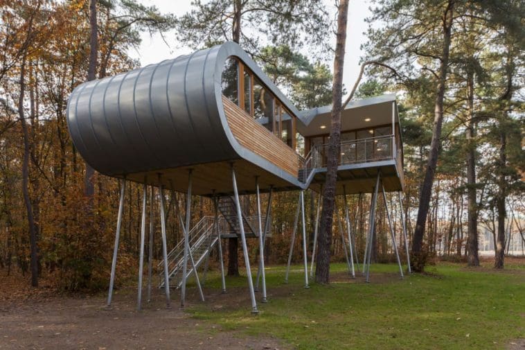 A Look at 10 Modern Treehouses: How Technology is Changing the Way We ...