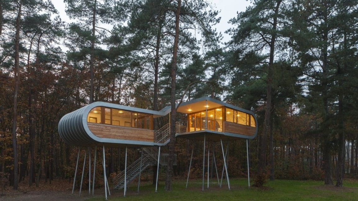 A Look at 10 Modern Treehouses: How Technology is Changing the Way We ...