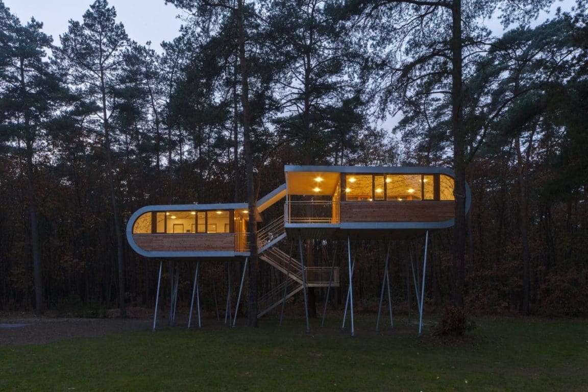 A Look at 10 Modern Treehouses: How Technology is Changing the Way We ...