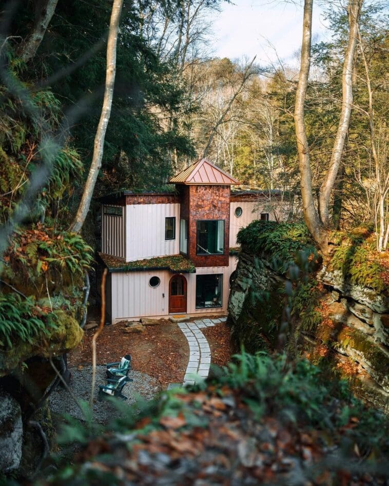 Container House Perfection: The Stunning Roca Box Hop Cantilever Home